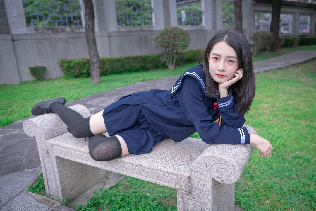 Furuke | 雪白少女甜美黑絲長腿美腿制服寫真01